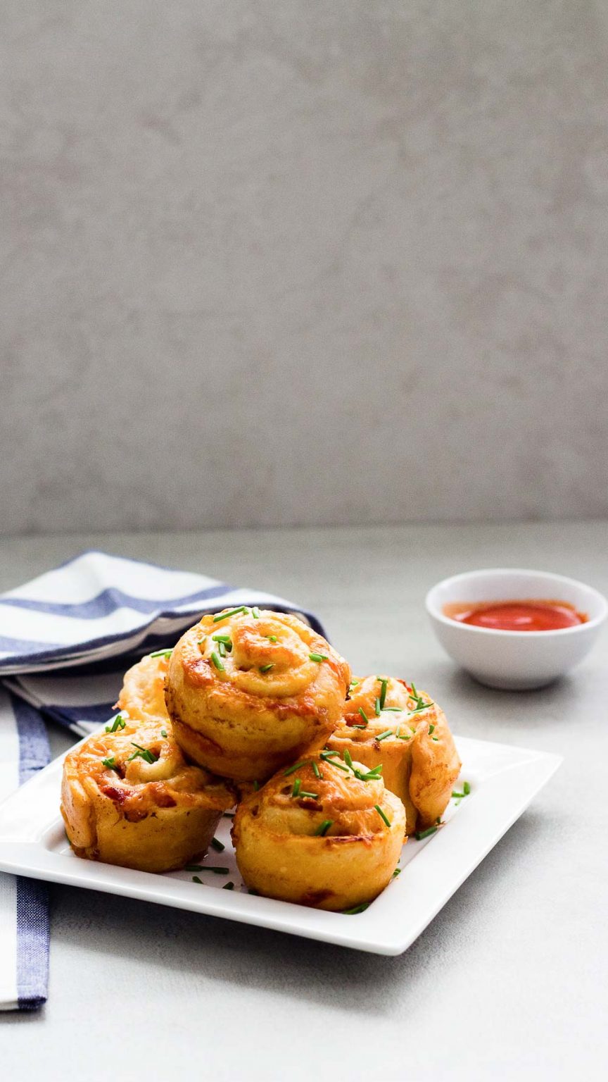 Easy pizza roll are perfect for your appetizer or your next gathering.