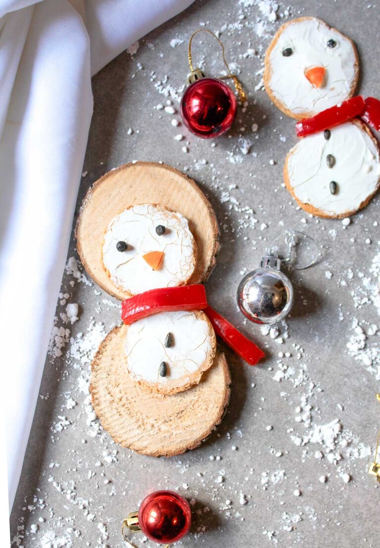 Who can resist these 5-minute snowman crackers