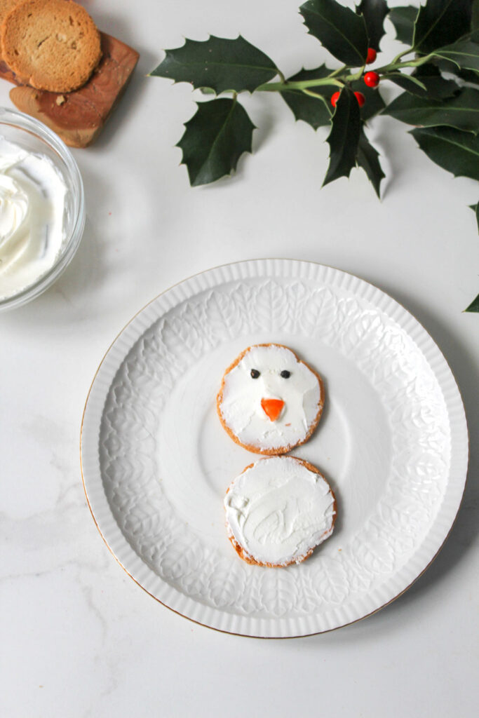 Who can resist these 5-minute snowman crackers